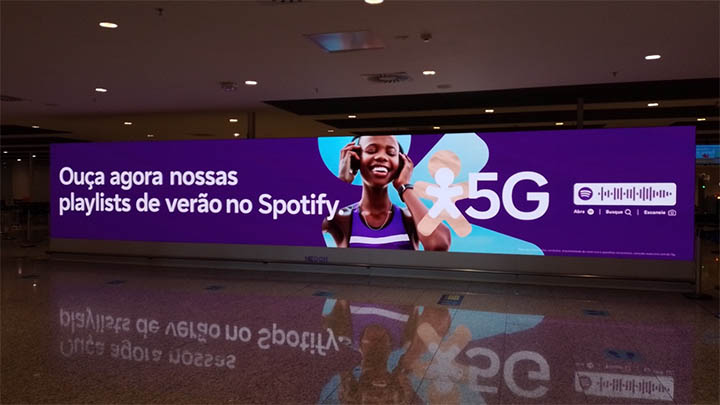 OOH da Vivo abre acesso a playlists do Spotify, em ação da Galeria ...